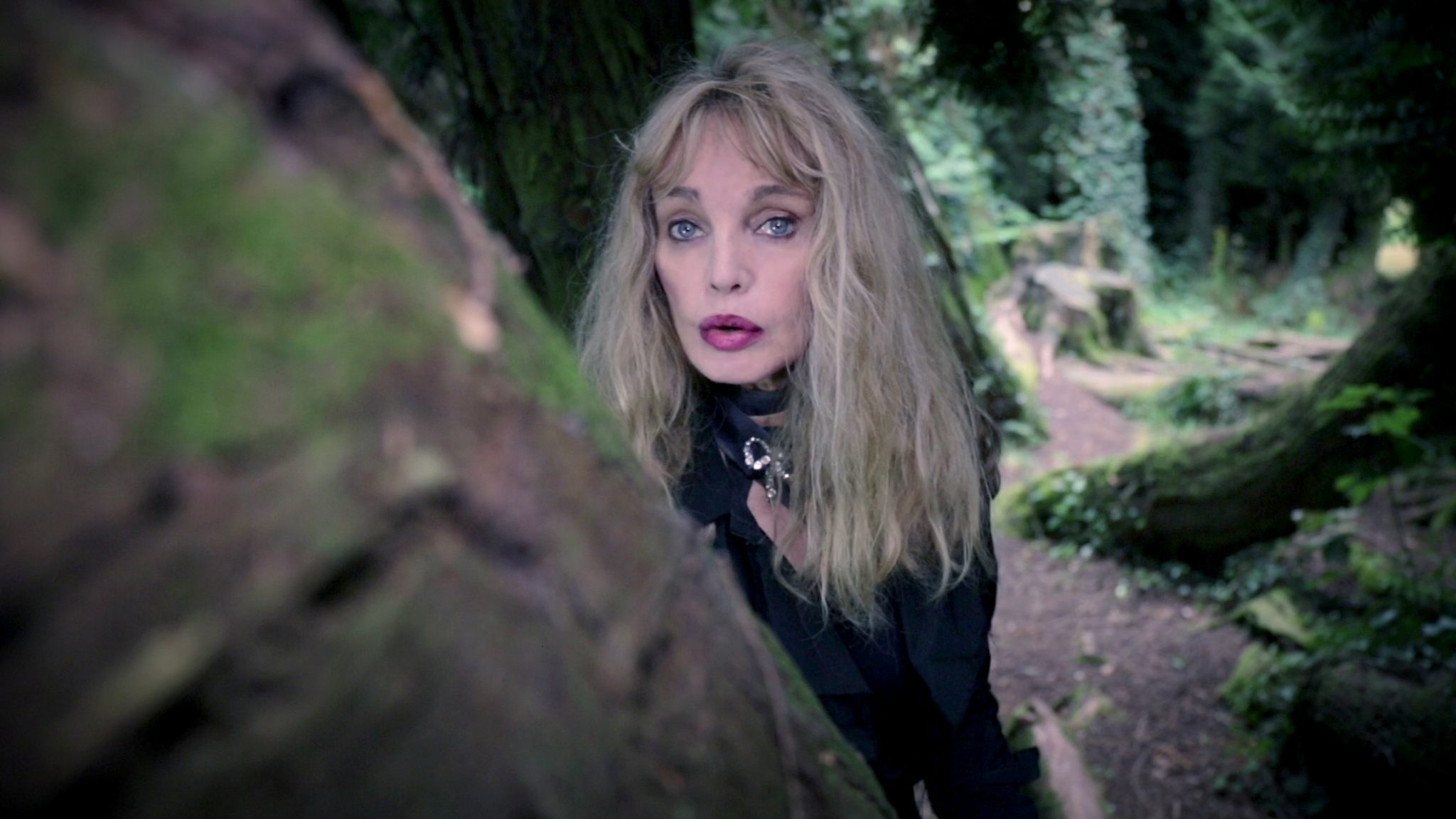 Arielle Dombasle : Regardez le nouveau clip, "Desdemona" ! - Arielle ...